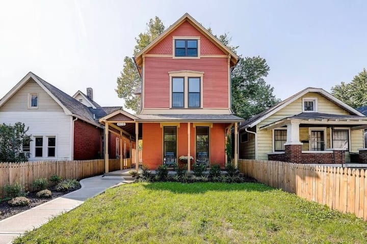 Near Downtown Indy & Attractions | Sleeps 12 - Indianapolis, IN