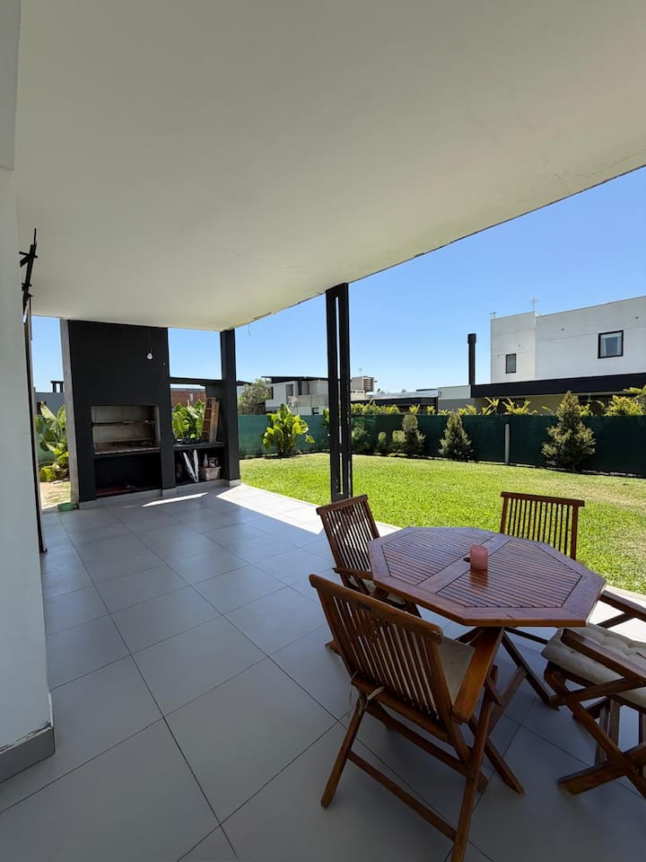 Casa Con Pileta En Yerba Buena 3 Hab. Bº Cerrado - Tucumán