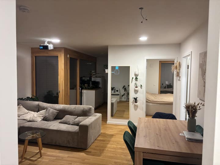 Zentrale 75qm Wohnung Mit 2 Schlafzimmern+couch - Munich