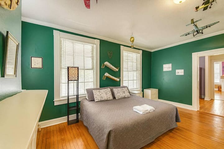 Historic Home King Bed Second Floor Shared Bath - Elizabeth City, NC