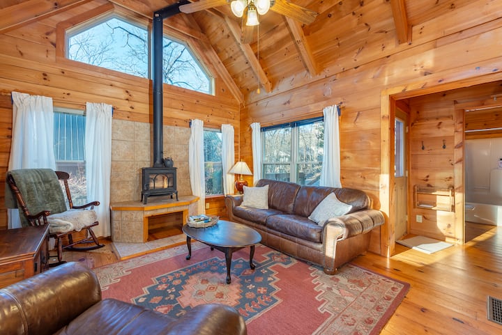 Creekside Log Cabin Retreat In Black Mountain - Black Mountain, NC