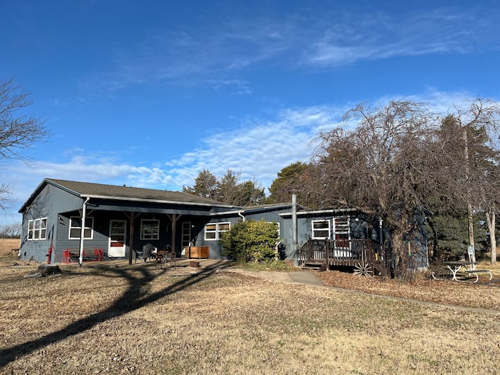 Valley Green 
Large Kitchen
Pool Table
Peaceful - Kansas (State)