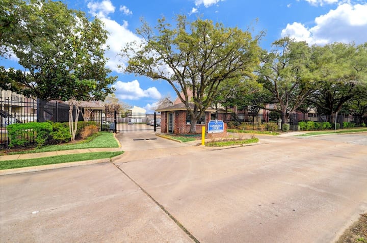 Relaxing Gated Condo Near Md Anderson & Tmc - Houston, TX