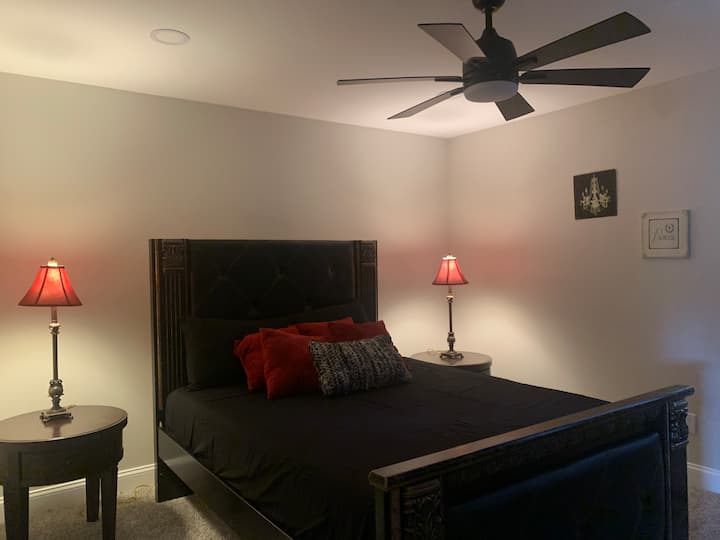 Queen Suite W Parking, Laundry & Luxury Bath - B - West Chester, PA