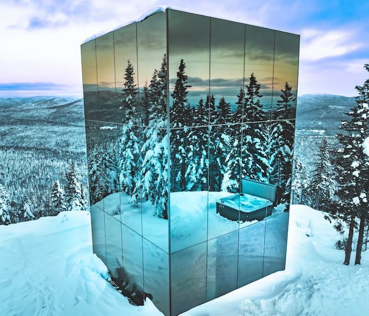 Black Mirror - A Glass Retreat Above The Mountains - Québec