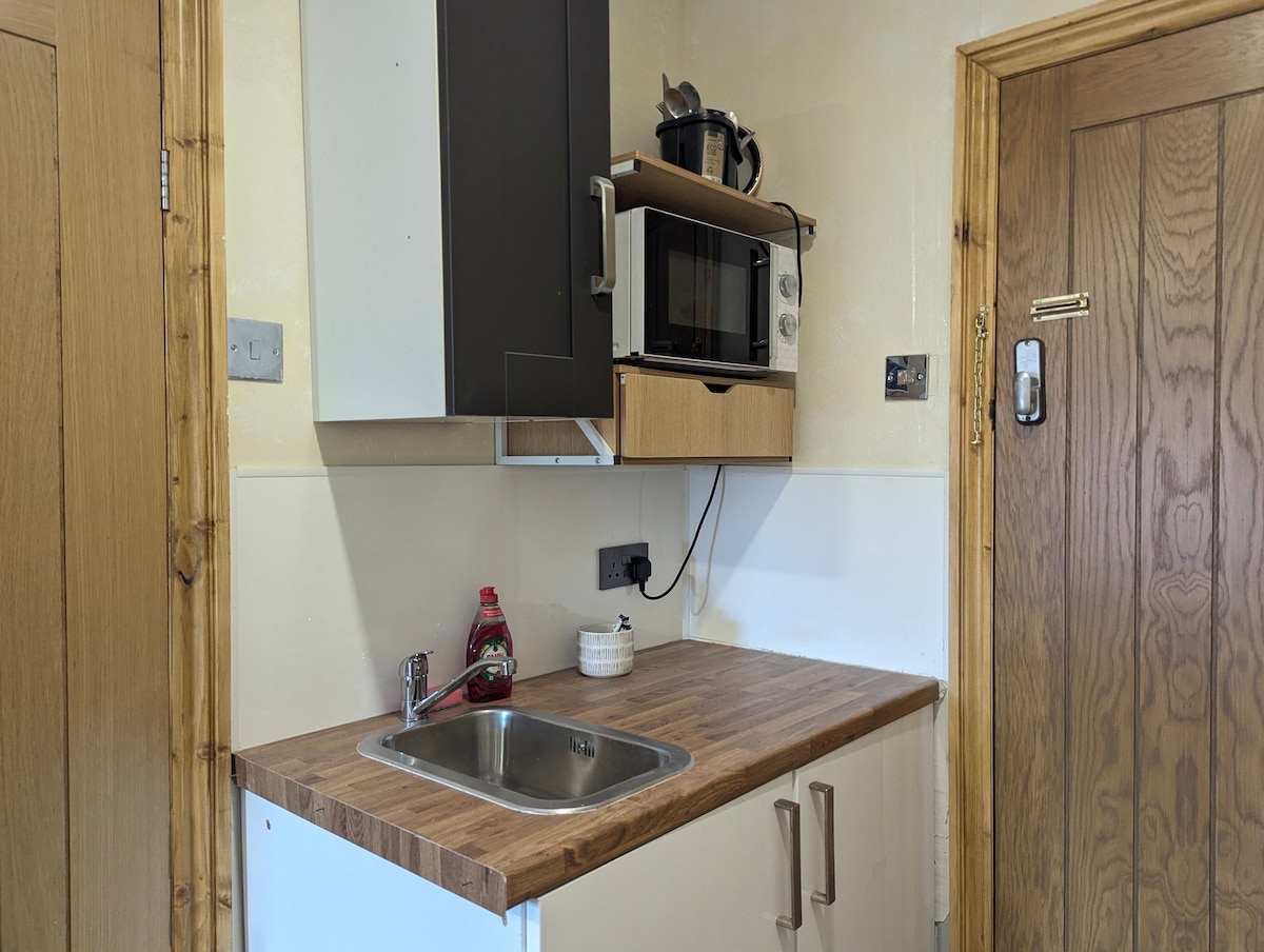 Inner-City Bedsit 7 - Flats for Rent in Cardiff, Wales, United Kingdom ...