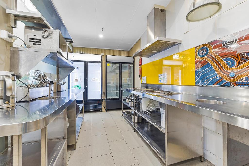 Backpacker Hotel 1-Queen Bed Room for 2ppl - Hostels for Rent in Potts ...