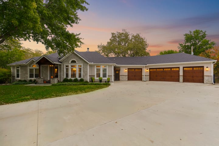 Luxury Gated Estate On 2 Acres W/ Pool & Treehouse - Shawnee, KS