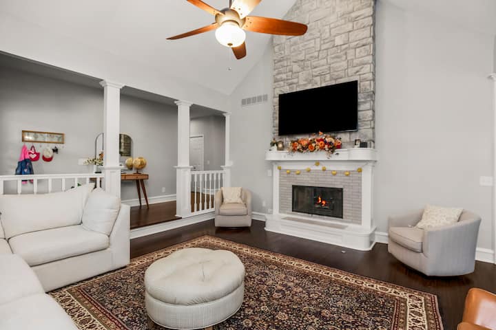 Luxury Gated Estate On 2 Acres W/ Pool & Treehouse - Shawnee, KS