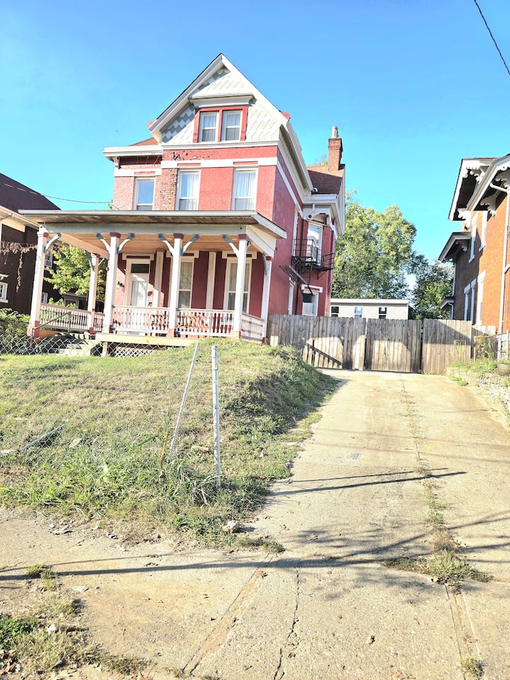 Homenice 6 Bedroom 4 Bathroom Victorian W/ Parking - Cincinnati, OH