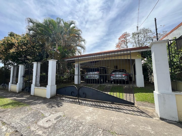 Lovely Residential Family Home, Safe And Central - Turrialba