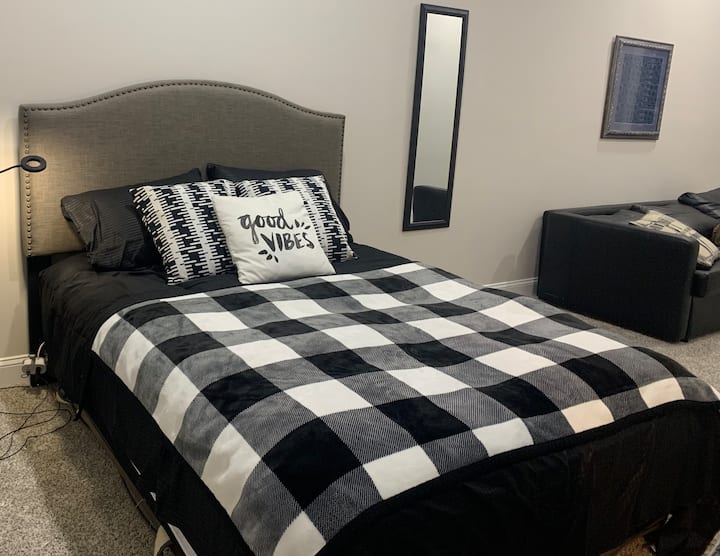 Good Vibes Queen Suite W 65” Tv & Parking - C - West Chester, PA