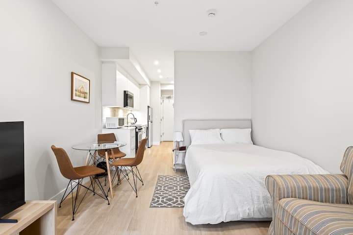 Private Ground Level Studio With Patio. - Delta