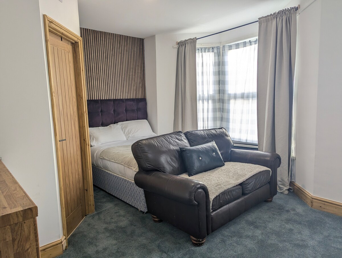 Inner-City Bedsit 6 - Flats for Rent in Cardiff, Wales, United Kingdom ...