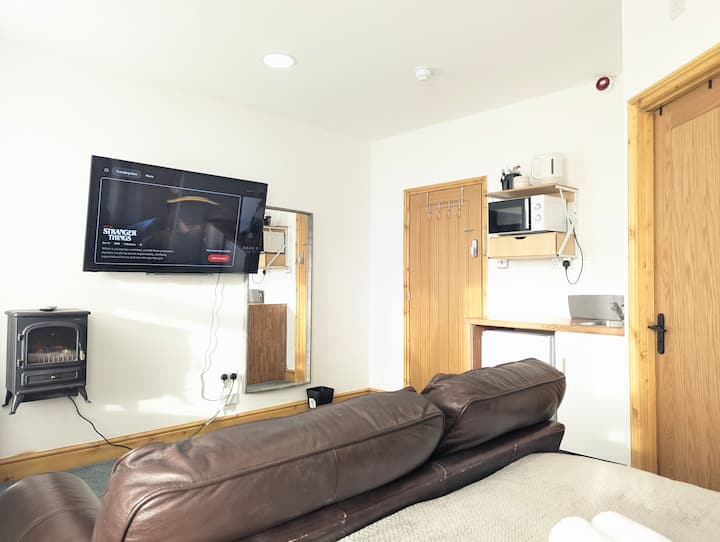 Inner-city Bedsit 6 - Cardiff