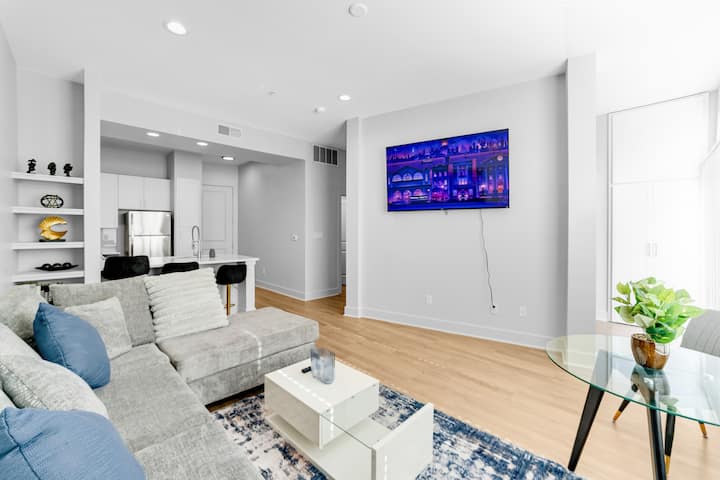 King Bed, 70” Tv, Sectional - Dallas, TX