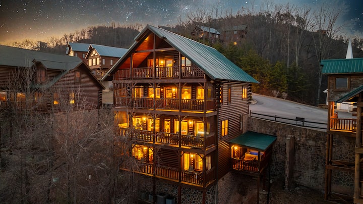 Smoky Lodge: Theater, Game Room, Bowling, Hot Tub - Tennessee