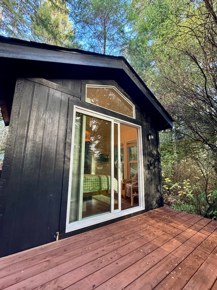 The Mossy Hideout Cabin - Klamath, CA