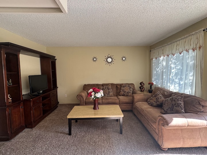 Lovely Little Home Near Disney And Knott’s - La Mirada, CA