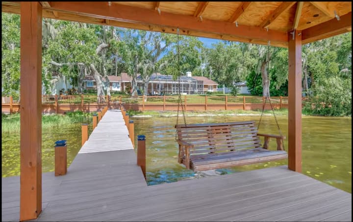 Luxury Lake Ruby Lakehouse • Dock • Sleeps 8 - Lake Wales, FL