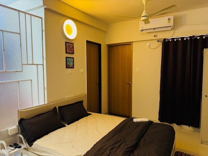 Orchid 002|city View|couple Friendly|amanora Town - Pune