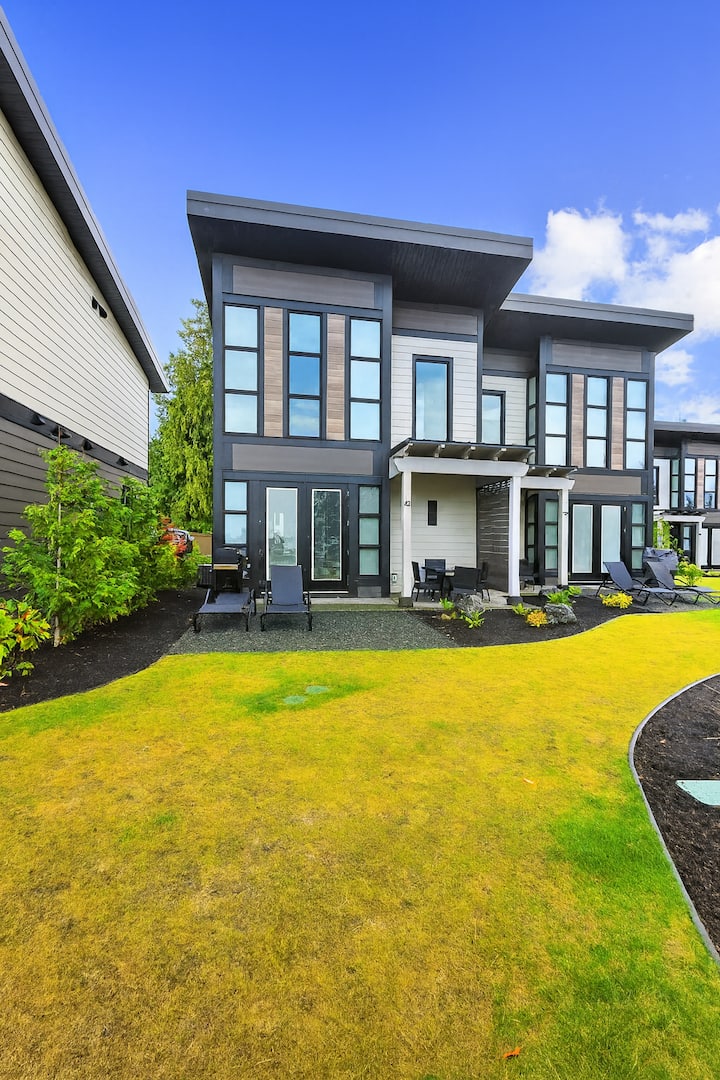 New! Resort Waterfront Executive Townhome. Sleep 6 - Parksville