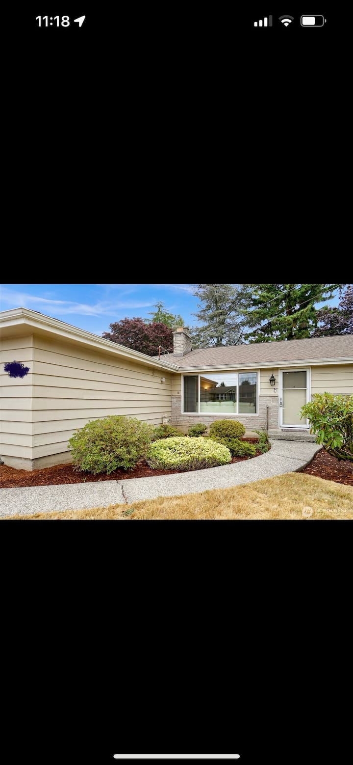 Bright, Clean Home Centrally Located Near Seatac - Kent, WA
