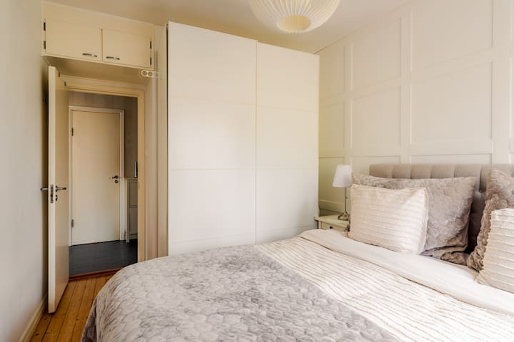 Ljus Och Trivsam Lgh I Hjärtat Av Gamla Råsunda - Solna