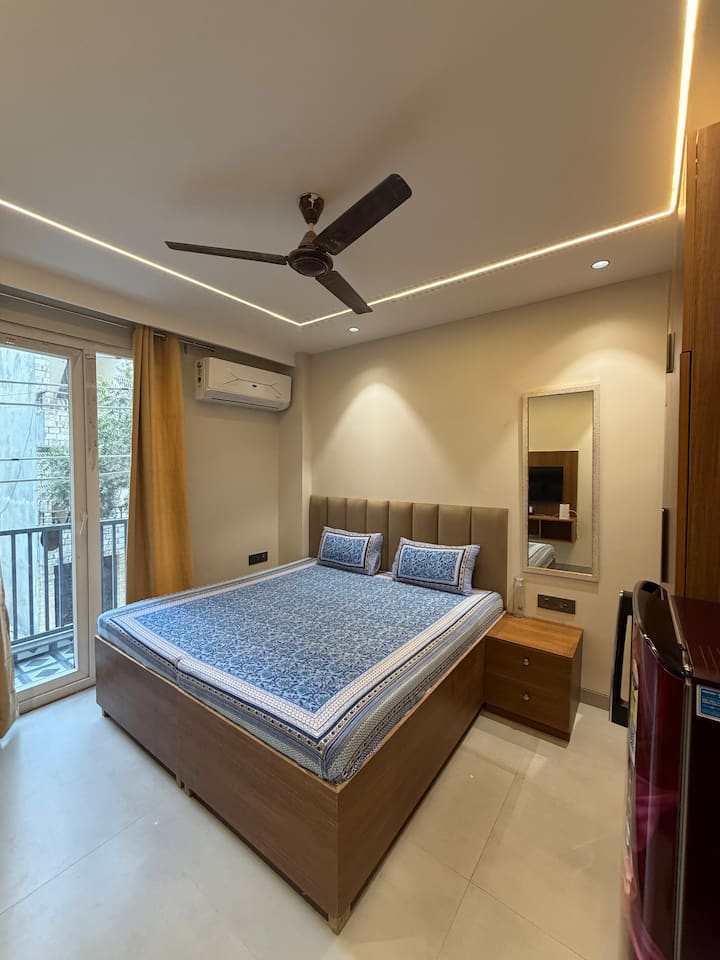1rk Lavish Flat With Balcony | Prime Sec 57 Stay - Gurgaon