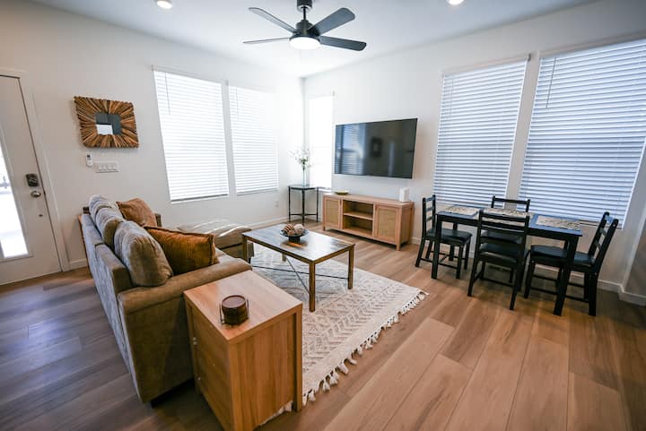 Modern Quiet Retreat Near Denver Int'l Airport - Aurora, CO