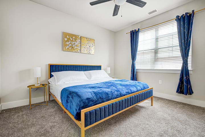 North Side King Bed Condo With Workstation - Indianapolis, IN