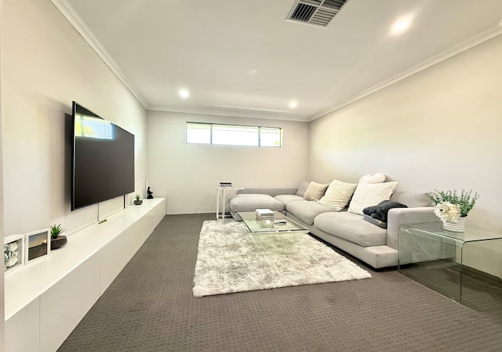 Cozy Room In Modern Home (Female/couple Only) - Greenmount