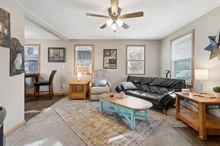 Airport Adventure - 5 Minutes From Downtown! - Council Bluffs, IA