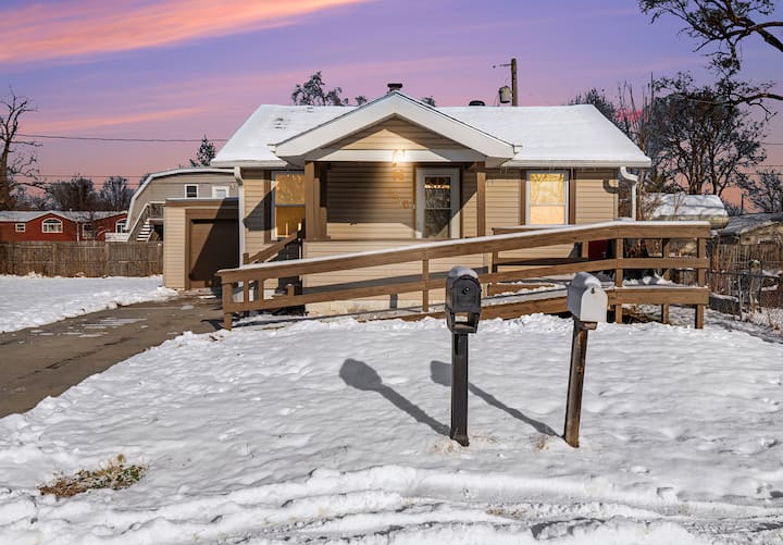 Airport Adventure - 5 Minutes From Downtown! - Council Bluffs, IA