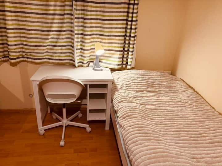 女生单人床 大草坪超安全区大House, 离Dart站走路8分钟,靠近机场/howth,离市区半小时 -