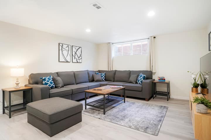 Sleeps 14 | 2 Living Rooms | Pool Table - Lowry - Denver