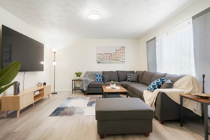 Spacious 4br Near Dia & Anschutz | Sleeps 14 - Denver, CO