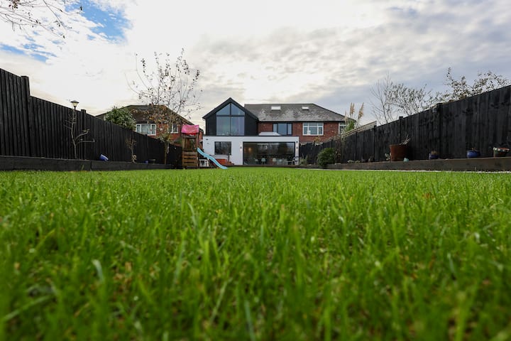 Stunning Family Home With Hot Tub In Worsley - Bolton