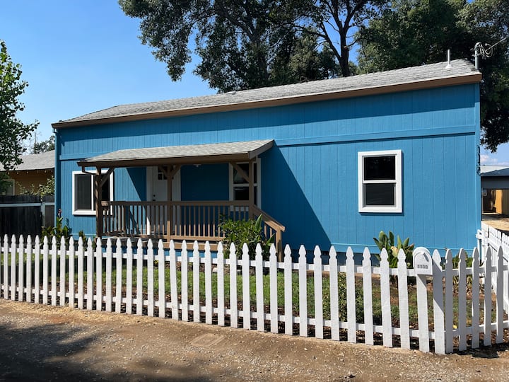Cozy Blue Cottage - Redding, CA