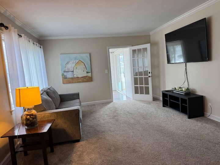 Beautiful Farmhouse Retreat 2 Bedroom Plus Office - The Landing, Bettendorf