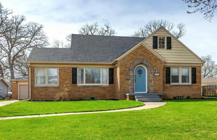 Beautiful Farmhouse Cozy Retreat 2 Bedroom - Rock Island, IL