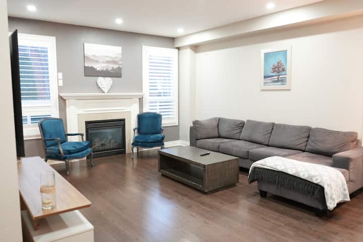 Luxury 5br Home W/ Spa Bath - Burlington