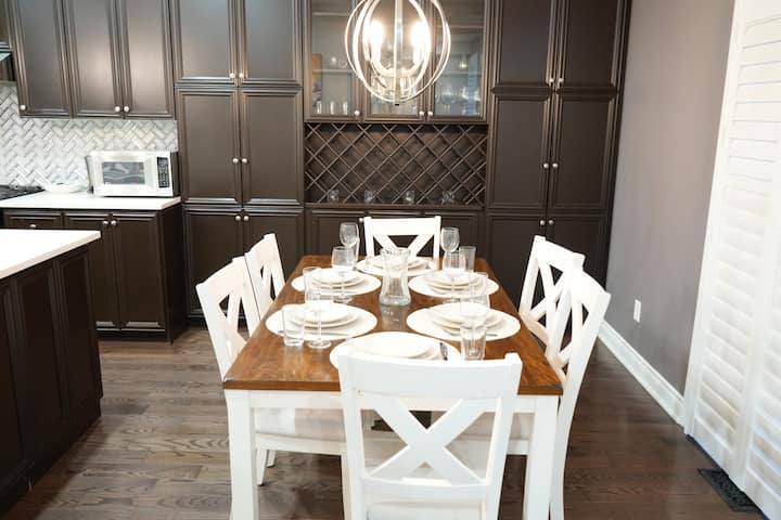 Luxury 5br Home W/ Spa Bath - Burlington