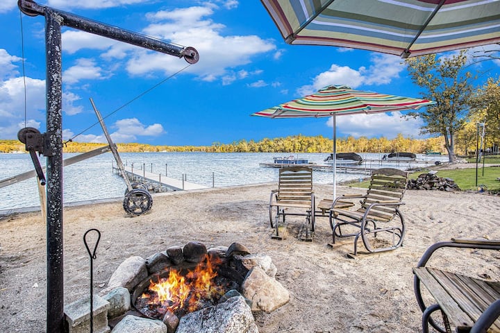 The Cozy Lake Cottage - Hastings, MI