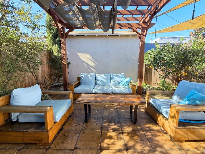 Sun-drenched Spanish Oasis: Near Dtla & Hlp - Los Angeles, CA
