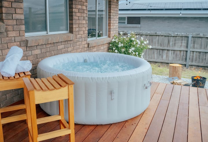 Hobart Family Retreat: Spa & Backyard Near Airport - Hobart