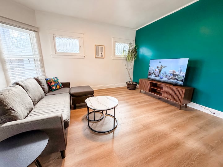 Stylish 1br Near River • Bright, Colorful Space - Toledo, OH