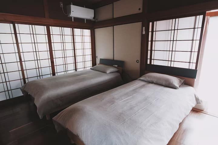 夢の宿は上天草大矢野町で家の前に海が見える一戸貸しです。目の前の港に自家遊漁船へのアクセスも便利です - 가미아마쿠사시