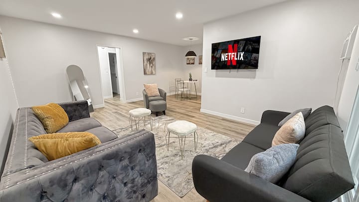 Bright & Airy 2br • Washer/dryer • Great Location - Hollywood, CA