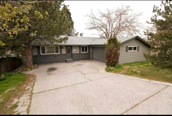 4 Bed 2 Bath Modern Charmer Near Unr Nw Reno - Reno, NV